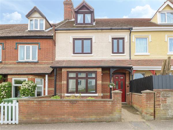 2 Manor Road in Mundesley, Norfolk sleeps 7