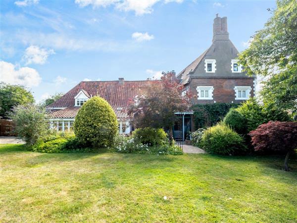 Catton Old Hall in Catton, near Norwich, Norfolk sleeps 12