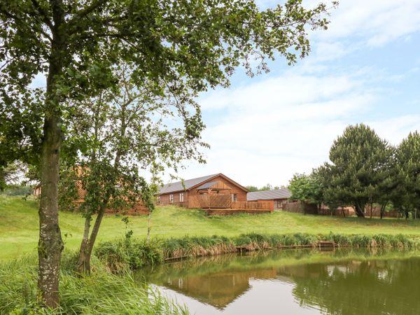 Cedar Lodge in Wolvey, Warwickshire sleeps 6