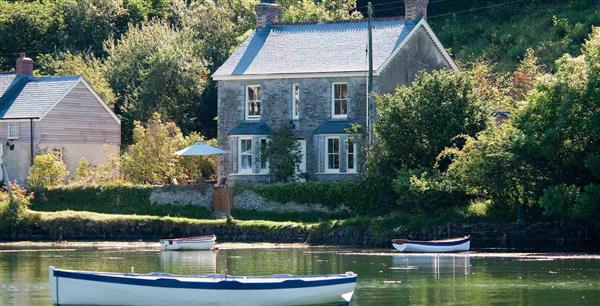 Top 10 holiday cottages in Trelew, Cornwall