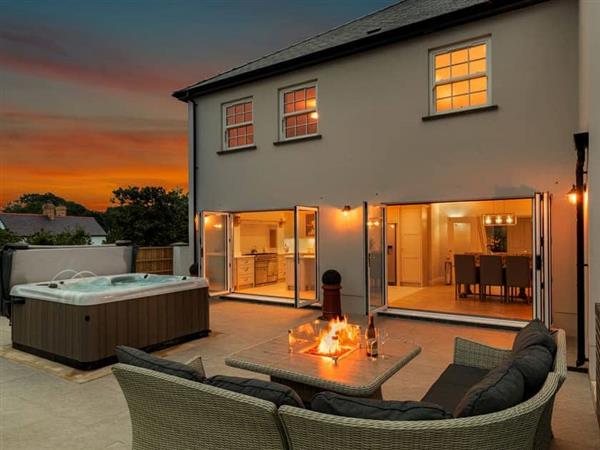 Ger Y Nant in Gwbert, Dyfed sleeps 10
