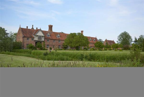 Hales Hall in Hales Pet Friendly - cottage holidays Hales