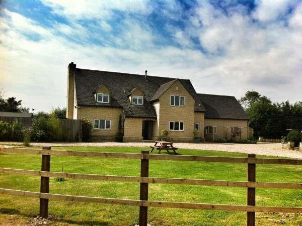 Meadowbank Farm in Lew near Bampton, Oxfordshire sleeps 12