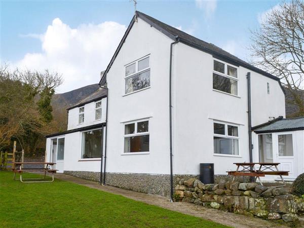 Tal Eryr in Clynnog Fawr, near Caernarfon, Gwynedd sleeps 10