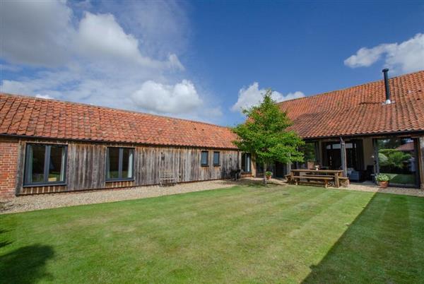 The Cattle Barn in Wood Dalling - cottage holidays Wood Dalling
