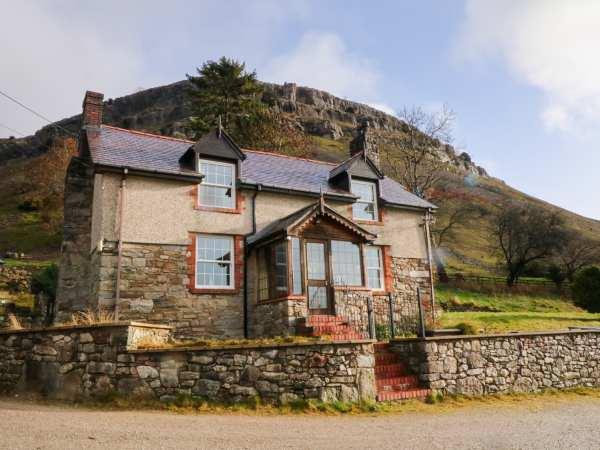 The Panorama Farmhouse in Llangollen, Denbighshire sleeps 8